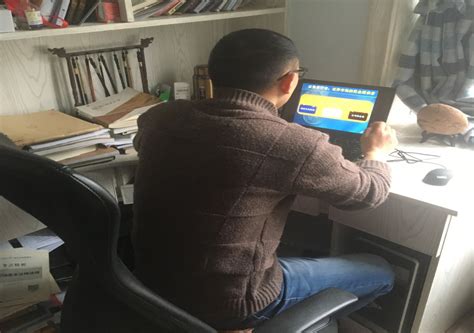 从三尺讲台到十寸屏幕 金融学院纪同辉副教授摇身一变当“网络主播”的幕后故事 重庆财经学院