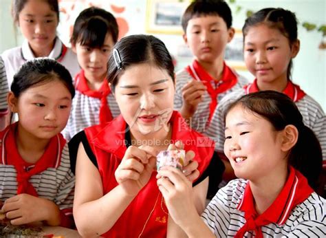 安徽亳州：做香囊 迎端午 人民图片网