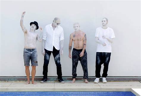 Crítica Red Hot Chili Peppers tenta arejar seu som em The Getaway Metrópoles
