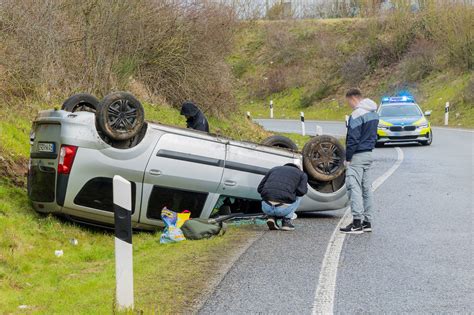 Fahrzeug gerät in Grünstreifen und überschlägt sich