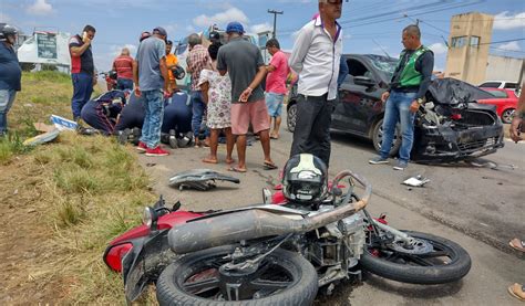 Motociclista invade a contramão após ultrapassagem e bate de frente