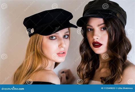 Due Belle Donne Le Amiche Le Ragazze Bionde E Castane In Berretti
