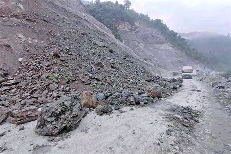 नारायणगढ मुग्लिन सडक खण्डमा पहिरोले दुईवटा बस बगायोढुंगा लागेर चालकको