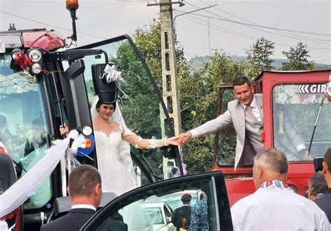 Mire și mireasă din Cluj pe tractoare în ziua nunții Ea pe un Valtra