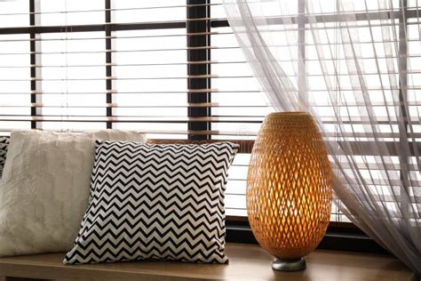 Lamp Op Een Vensterbank Stock Foto Image Of Comfortabel 22313348