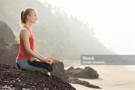 여자 하고 아침입니다 요가 및 명상 On The Rocks 건강한 생활방식에 대한 스톡 사진 및 기타 이미지 건강한 생활방식