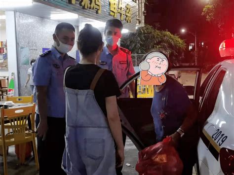 暖心一幕！坪山警方护送走失老人回家家人