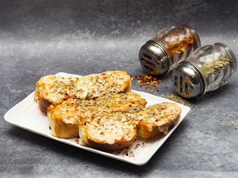 Premium Photo Cheese Garlic Bread