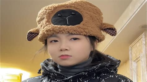 尴尬了！老婆戴个卡通帽用来掩盖自己的大头~ Youtube