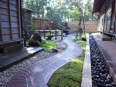 苔绿色和红色氧化铁的现代日式花园 Garden Studio Yagaku Garden Shinkoe n Niigata Garden