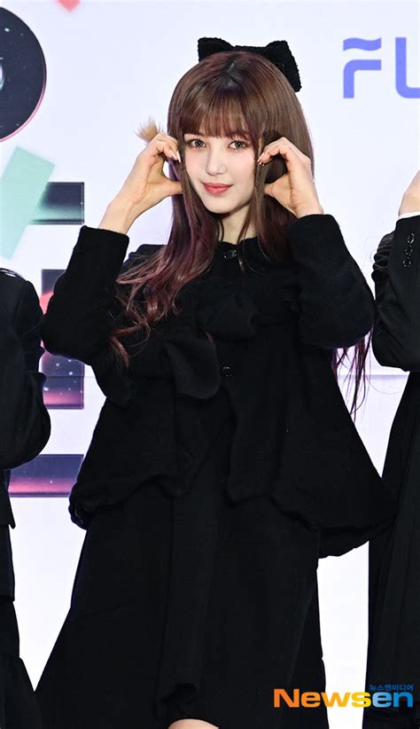 뉴진스 다니엘 귀여운 더블 볼하트 [포토엔hd] 뉴스인코리아