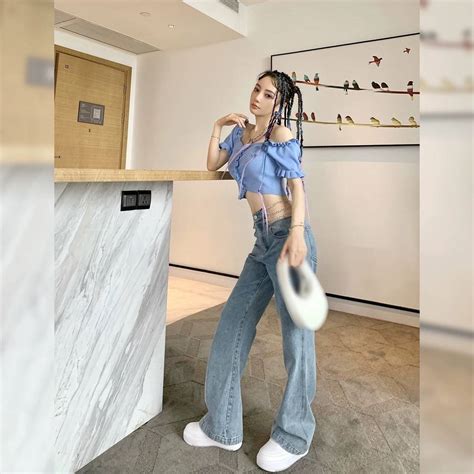 李小璐扎七彩脏辫拍写真秀细腰美锁骨火辣身材嘻哈范儿十足 贾乃亮