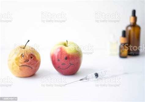 미용 절차와 회춘의 개념 탄성 및 수축 사과와 주사를위한 약물과 주사기 보톨리눔 독소 주사에 대한 스톡 사진 및 기타 이미지