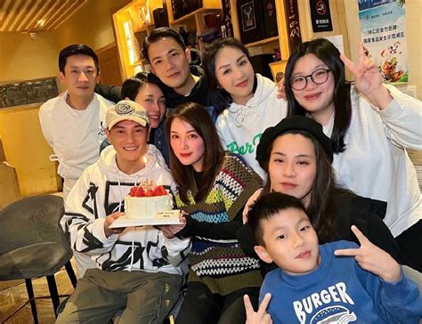 丁子峻晒照为老婆庆生 甜蜜喊道“亲爱的丁太太” 搜狐大视野 搜狐新闻