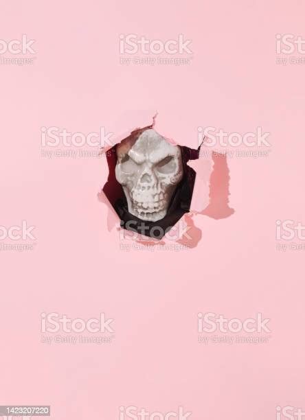 소름 끼치는 두개골과 파스텔 핑크 찢어진 종이로 만든 할로윈 창조적 인 레이아웃 초현실적 인 짜증나는 아이디어 복사 공간 10