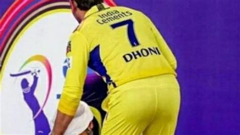 Twitter Goes Crazy As Arijit Singh Bows Down To Touch Ms Dhonis Feet