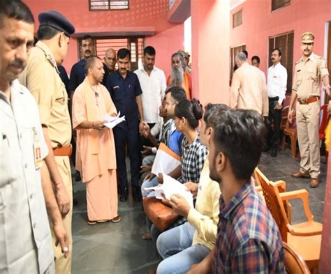 गोरखपुर में फरियादियों से मिले सीएम योगी आदित्‍यनाथ समस्‍याओं के