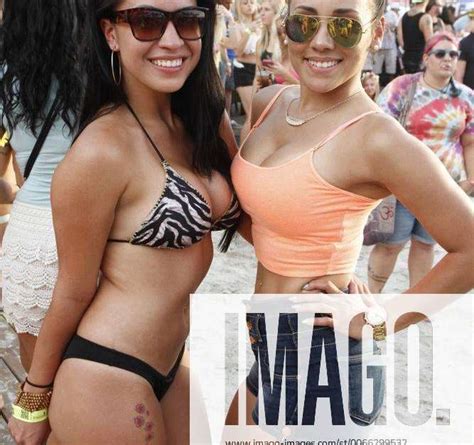 4 Hot Sexy Yesenia Ponce Bikini Pics
