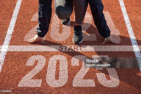 2025년 새해를 시작합니다 2025년이 새겨진 육상 트랙에서 출발을 준비하는 여성 계획 목표 및 새해 결심에 대한 아이디어