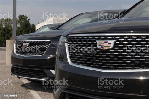 캐딜락 자동차와 Suv 디스플레이 캐딜락은 제너럴 모터스의 럭셔리 사업부입니다 Cadillac에 대한 스톡 사진 및 기타 이미지