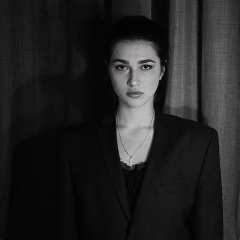 Марія Ліньова Mari Lindsen On Threads