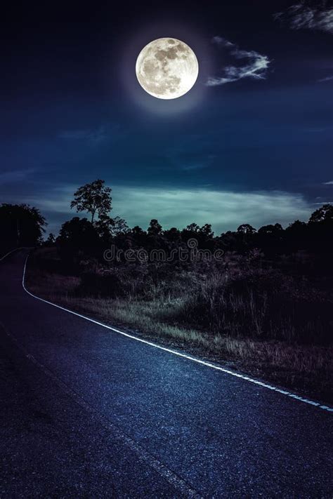 Donkere Hemel Met Volle Maan En Rijweg Door Streek In De Voorsteden