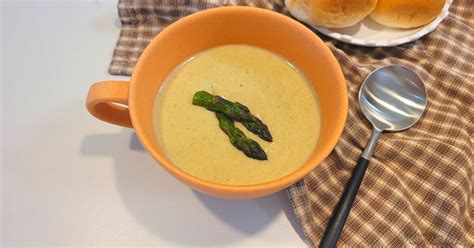 따뜻하고 영양 가득한 아스파라거스 수프