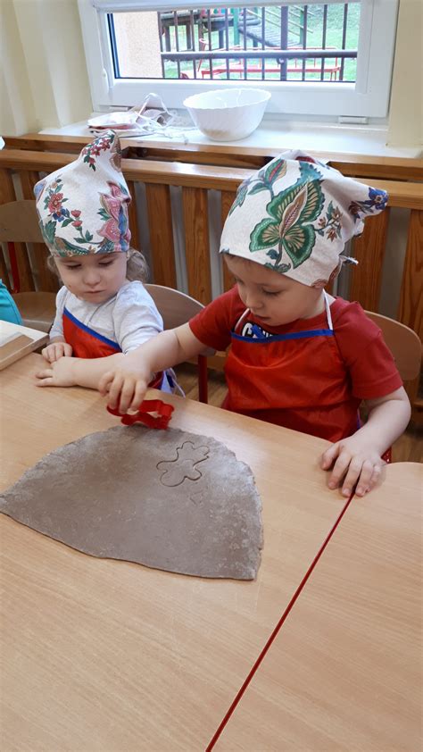 W Święta każde dziecko wie jak pierniczki robi się i ja też się na tym znam palce lizać mówię