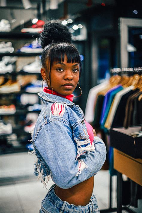 Foto Profissional Gratuita De De Pé Fotografia De Moda Jaqueta Jeans