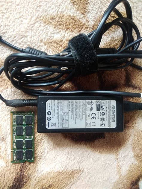 продам рамку для ноута 2 Гб и зарядку