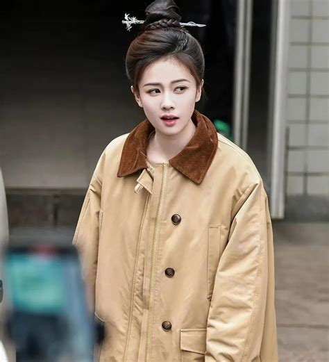 31岁白鹿开年就上班，穿“上班痛苦装”表情无奈，过年加班明星也顶不住！
