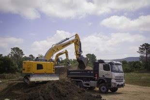 La première pelle sur chenilles Liebherr R Compact en Corse Liebherr