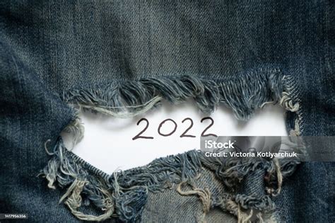찢어진 청바지에 놓여있는 종이에 쓰여진 2022 년 새해 복 많이 받으세요 2022 휴일 12월에 대한 스톡 사진 및 기타