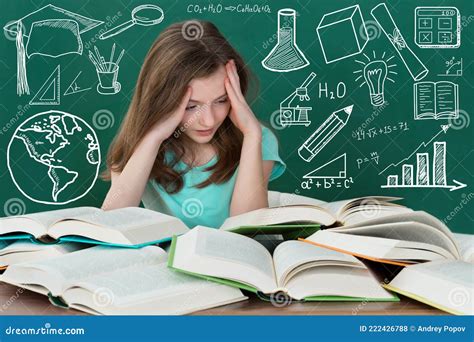 Chica Frustrada Mirando Muchos Libros En El Escritorio Foto De Archivo Imagen De Ocasional
