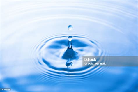 물으로 떨어지는 물 방울 파도 확인 합니다 스플래시 물 또는 물 드롭 배경 0명에 대한 스톡 사진 및 기타 이미지 0명 3차원 형태 고요한 장면 Istock