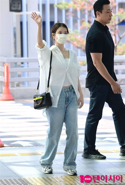 Ten포토아이유 청바지흰티만 입어도 빛나 텐아시아