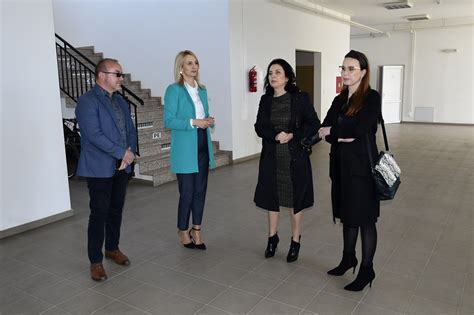 Председница Шубарић обишла Пољопривредну и Музичку школу уручила им табле и рачунаре РТГ