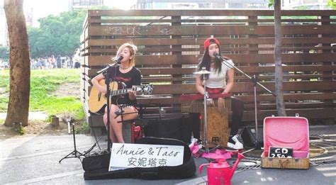 中市街頭美聲安妮塔克自創歌曲 雙人樂團帶著音樂勇闖世界