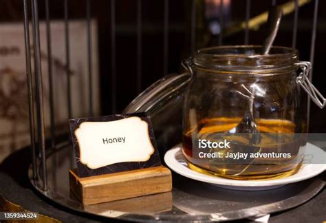 옷 입을 검은 카운터에 누워 옆에 명표가있는 흰색 접시에 꿀 유리 항아리 검정 배경 수평 전면 보기 0명에 대한 스톡 사진 및 기타 이미지 Istock