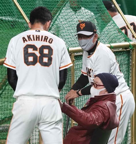 【フォトギャラリー】巨人・長嶋終身名誉監督、d5位・秋広の胸に神タッチ 522日ぶり東京ドームで出た 産経ニュース