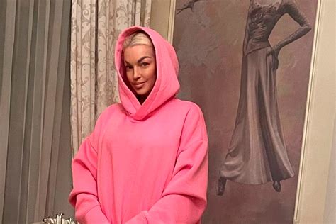 Анастасия Волочкова пытается не отказывать ни в чем фанатам Газета Ru Новости