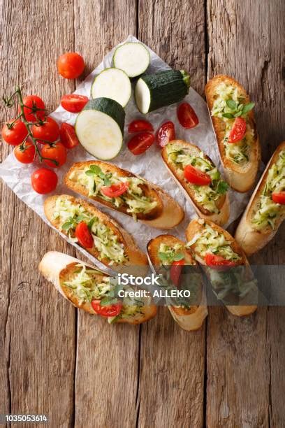 호박과 토마토 클로즈업과 재료와 맛 있는 이탈리아 샌드위치 수직 상단 보기 0명에 대한 스톡 사진 및 기타 이미지 0명