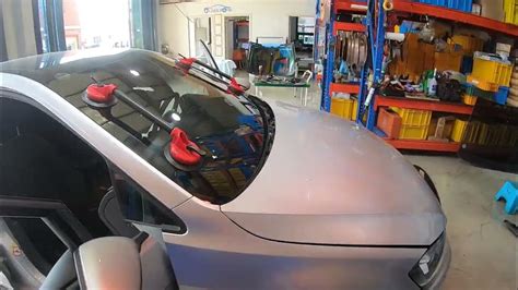 폭스바겐 골프 7세대 전면유리크랙으로 파손된 정품 자동차유리교체 수리이후 접착불량등을 사전 방지하고 바로 차량의 운전등이 가능하도록 자동열처리 경화건조를 처리하는 영상입니다