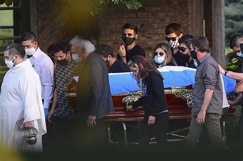 Perícia Identifica Assinatura Falsificada De Maradona Internacional