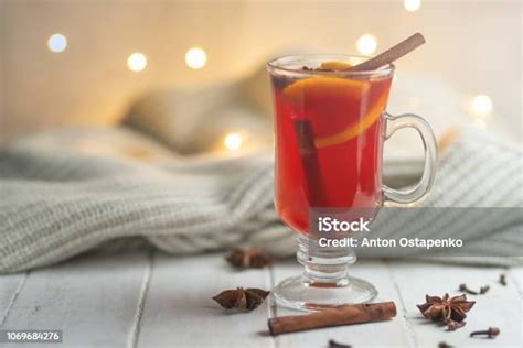 밝은 배경에 투명 머그잔에 Mulled 와인 열 추운 겨울 온난화 향신료의 개념 0명에 대한 스톡 사진 및 기타 이미지 0명