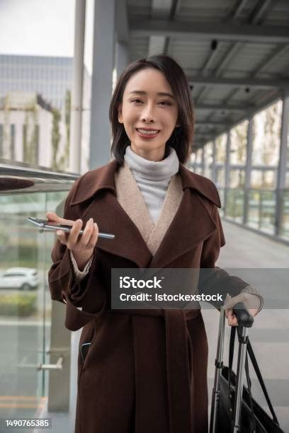 기내 반입 수하물을 들고 공항 터미널 안을 걷고 있는 사업가 공항에 대한 스톡 사진 및 기타 이미지 공항 관광 관광객