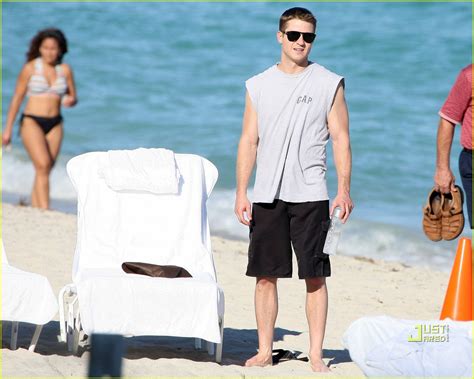 Ben Mckenzie Tank Top Run Photo 2391791 Benjamin Mckenzie Photos