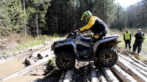 Franchissement Parcour Technique Avec Quad Can Am Outlander 1000