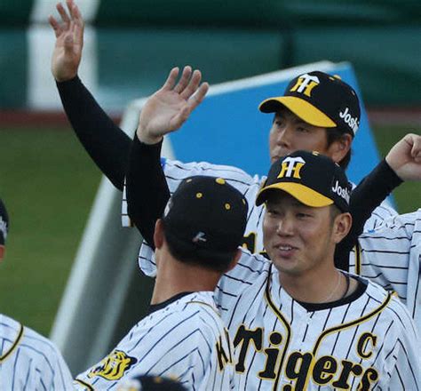 ファンに手をふる糸原（中央）ら阪神ナイン撮影・大森 寛明） ― スポニチ Sponichi Annex 野球
