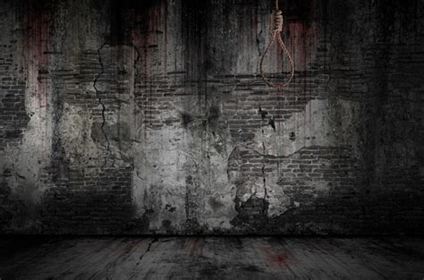 사람들이 얼룩과 혈액방울을 걸어 하는 데 사용되는 밧줄은 피 묻은 배경 무서운 오래된 벽돌 벽과 바닥 살인과 공포의 개념으로